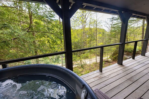Boulder Springs *Our Newly Renvoated Hot Tub Retreat!* - Slade, KY