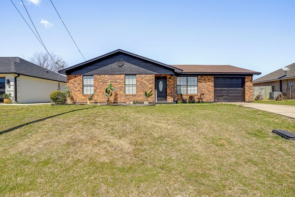 7 Mi To Lake Bridgeport: Home W/ Yard & Grill! - Bridgeport, TX