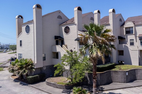 New Listing| Bring Your Boat |Dock W/water & Power| 5 Min To Kemah Boardwalk |Near Nasa |Pool |Games - Seabrook, TX