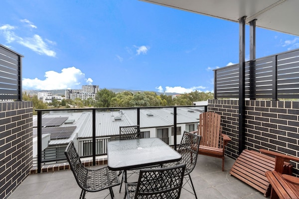 Modern 3-bedroom Townhouse In Quiet Greenway - Canberra