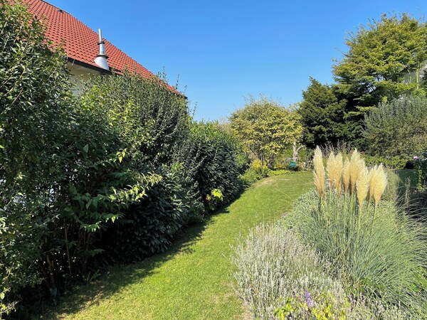 Ferienhaus Sonnenhaus Mit Kaminofen & Terrasse, 200qm, 4 Schlafzimmer, Max. 6 Erwachsene & 2 Kinder - Konstanz