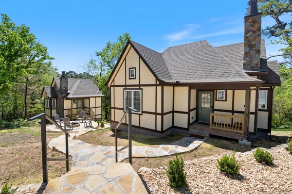 Storybook Cottage At Tudor Suites - Eureka Springs, AR