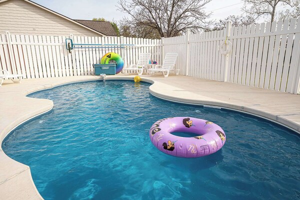 Uncorked Cottage - Hot Tub & Heated Pool - Fredericksburg, TX