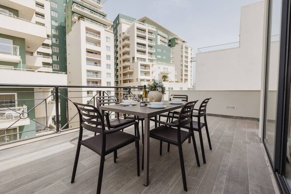 Enjoy Easy Access To Sliema Seafront And Tigne Point Just On Your Doorstep - Valletta