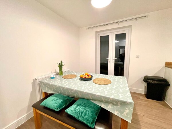 Churchill House Long Stays Sleeps 6 - Gloucester