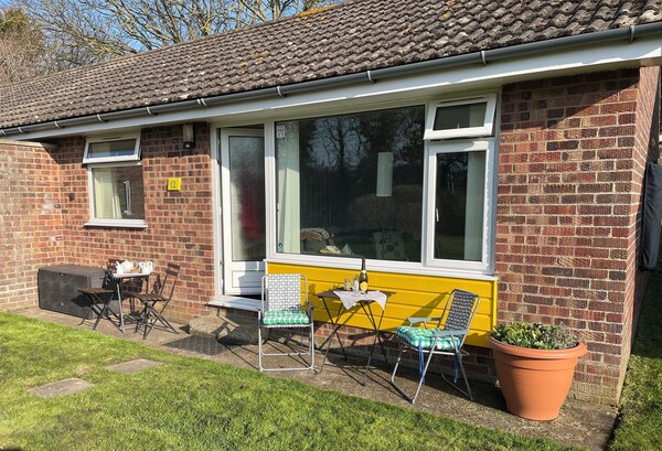 2 Bedroom Chalet 5 Minutes Walk To Shops, Pubs And A Large Dog-friendly Beach, - Mundesley
