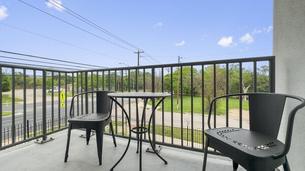 Modern & Stylish 1br Apartment Near Socosleeps 3 - Buda, TX