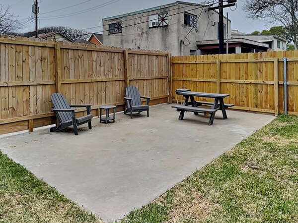 Blue Oasis Retreat | A Downtown Gulf Getaway - Galveston Island, TX