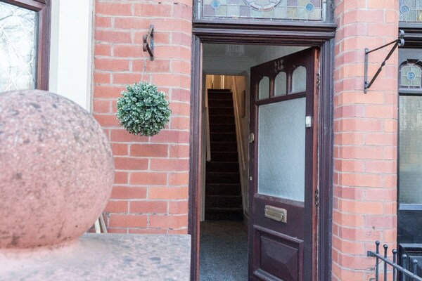Luxury 4 Bed Retreat In Manchester Perfect For Families, Groups & Business Stays - Oldham