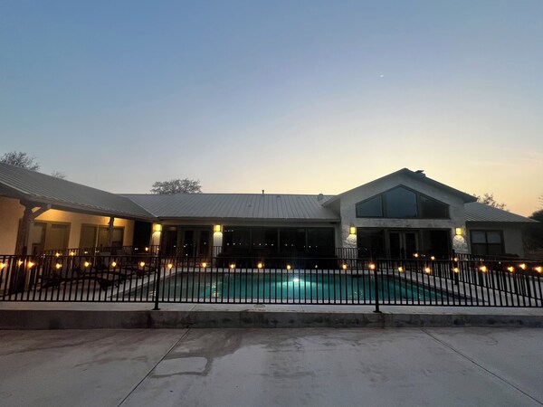 Large Home With A Pool Sitting On The Tee Of The First Tee Box - Concan, TX