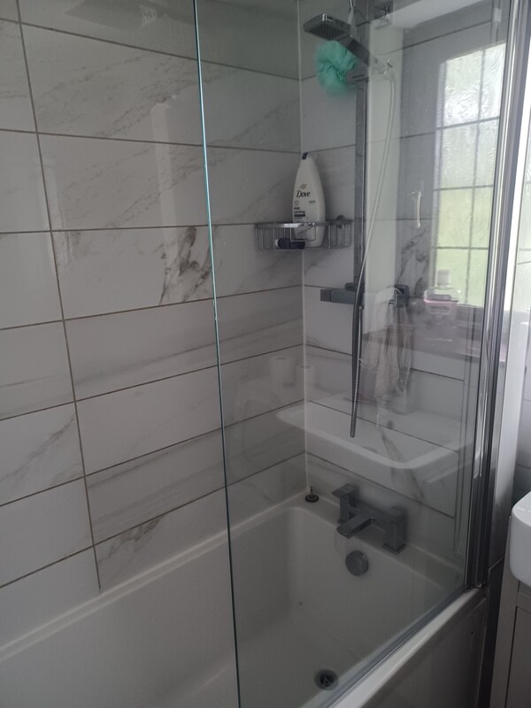 Spacious 4-bedroom Building With Wifi, Fitness Room In Wonderful Basingstoke. - Basingstoke