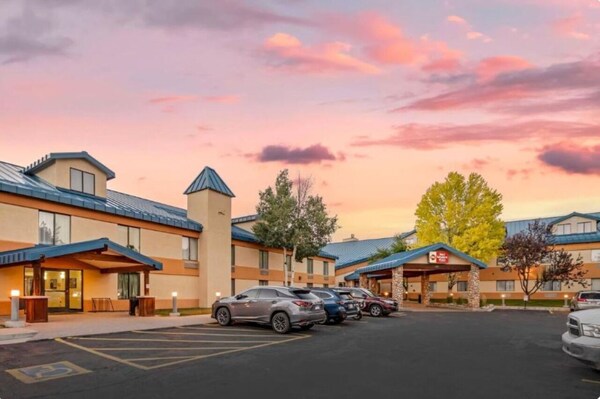 Cozy Hotel W/ Indoor Pool, Free Breakfast & Gym  Near Vail & Beaver Creek Ski - Eagle