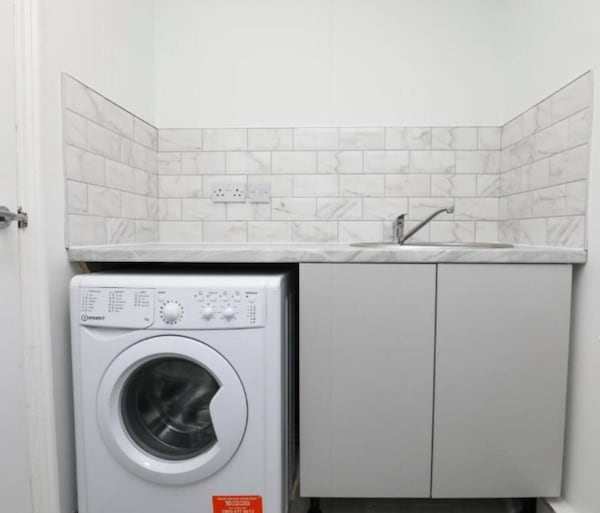 Spacious 2 Bed Bungalow, Central Location - Warrington