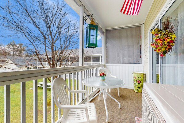 Cozy Studio Condo With A Queen Murphy Bed, Indoor Pool, Sauna, And Pool Table - Kennebunk, ME