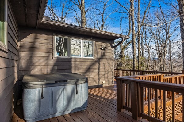 Private Sanctuary On 11 Acres With Wrap-around Deck And Full Kitchen And Wifi - Black Mountain, NC