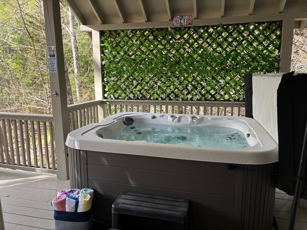 Luxurious Tree House Retreat With Wrap Around Balconies And Hot Tub - Helen, GA