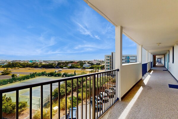 Stunning Ocean Front Condo With Shared Amenities | Pool, Tennis, And Gym - Morehead City, NC