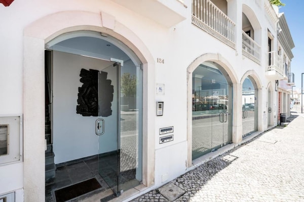 Villa In The City Center, Right On The River Gilão - Tavira