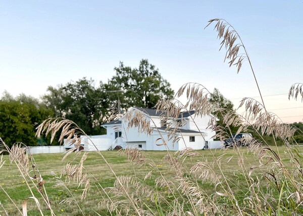 The Canada House | 4-bedroom Retreat In Prince Edward County | Pool And Hot Tub - Comté du Prince-Édouard
