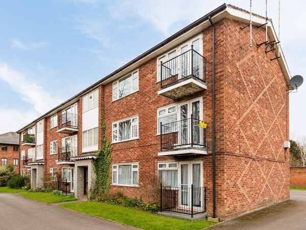 2 Bed Flat In Leamington Spa | Pass The Keys - Royal Leamington Spa
