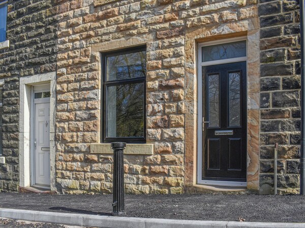 3 Bedroom Accommodation In Worsthorne - Burnley