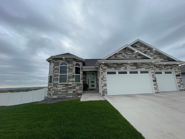 Charming 3-bedroom House In Cheyenne With Wifi, Ac. Breathtaking Views/sunsets! - Cheyenne, WY