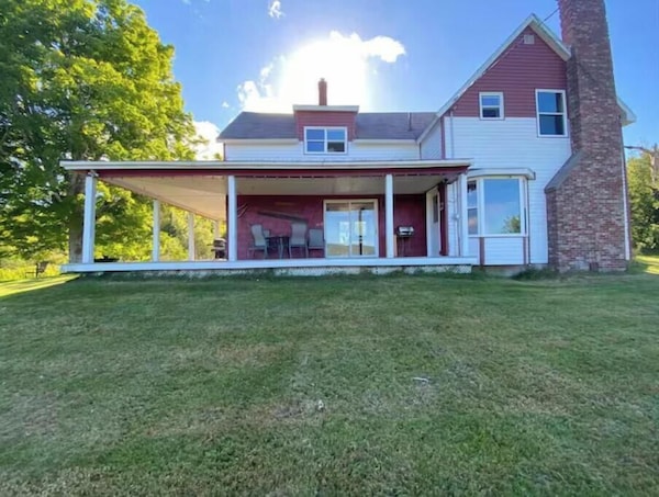 Cheerful 3 Bedroom Home With Mountain View - Cape Breton Island