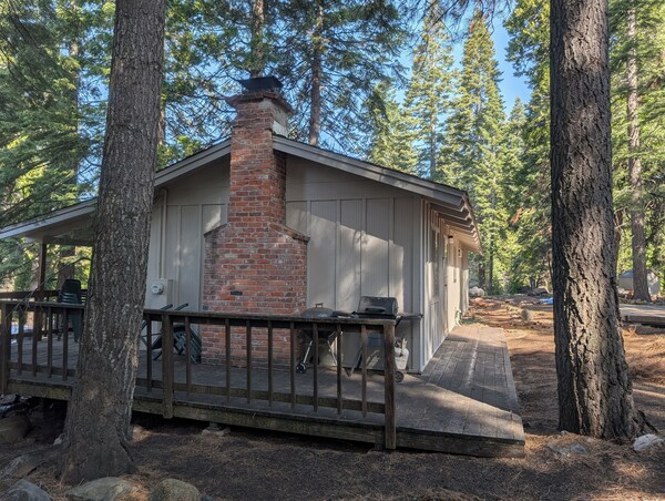 Cozy 2-bedroom Cabin In Lake Almanor Country Club With Ample Parking - Lake Almanor, CA