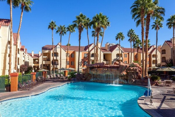 4 Upscale Villas Minutes From The Strip  5 Pools, Balcony & Family-friendly - Las Vegas, NV