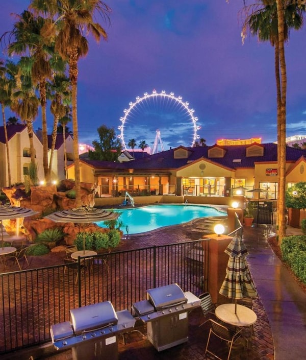 Desert Club Resort Villa  Near The Sphere, Pools, Full Kitchen, & More - Las Vegas, NV