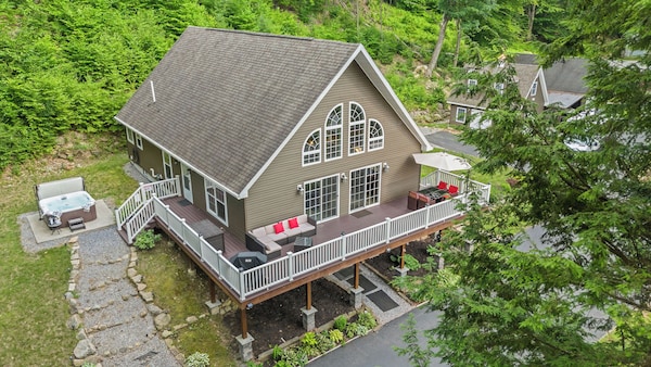 Charming Lake Side Retreat- 3 Bed/3 Bath Chalet- Pet Friendly - Adirondacks