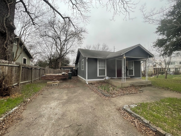 Charming Downtown Home, King Bed- Backyard- Best Parking- In Walking Distance - Circuit of the Americas