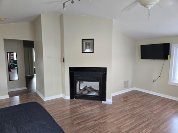 Centrally Located Charming 3-bedroom House With Wifi And Ac In Fort Washington - Washington, DC