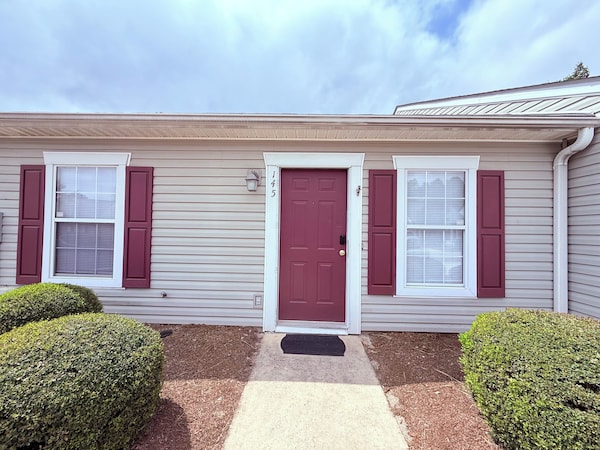 Vibrant 2-bedroom 2-bathroom Townhome Minutes To Fort Jackson And Downtown - Columbia, SC