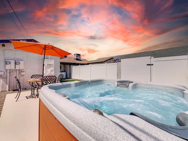 Cozy 2 Bed With Private Hot Tub! Downtown Mesa. - Mesa, AZ