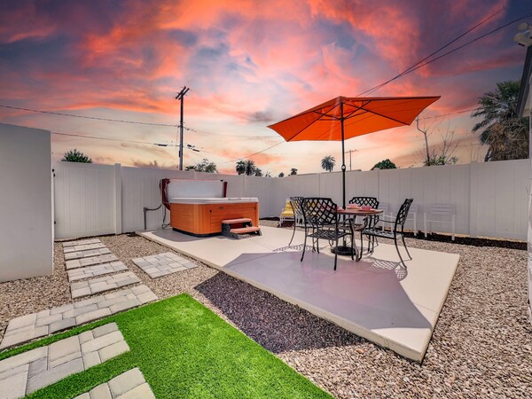 Super 2 Bed With Private Hot Tub! Downtown Mesa. - Mesa, AZ
