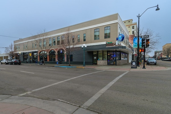 Downtown View | In Unit Laundry | Parking| King Bed - Great Falls, MT