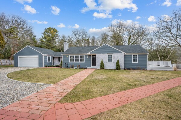 Dog Friendly Home With A Beach Pass For Public Town Beaches - Barnstable, MA