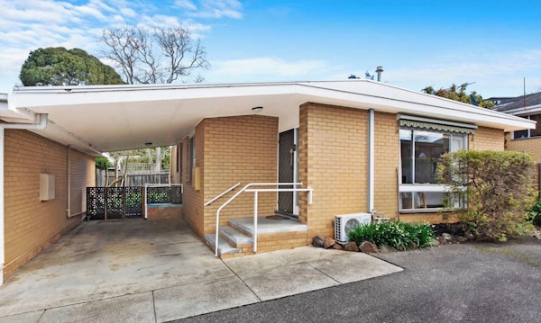 Bright 2b Private Yard At Highton - Geelong