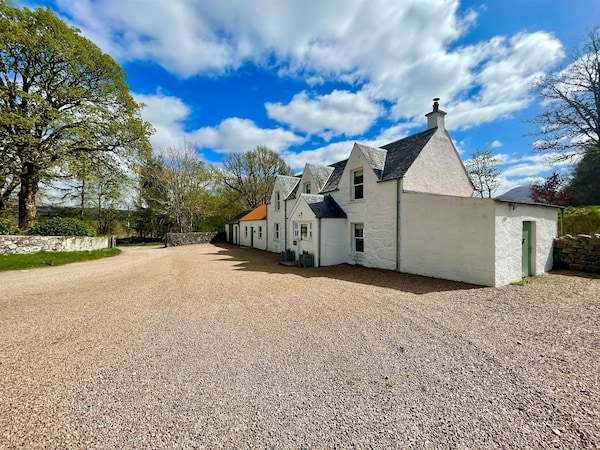 Stalkers Cottage - A Cottage That Sleeps 5 Guests In 3 Bedrooms - Spean Bridge