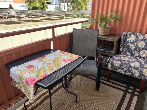 Adorable 1-bedroom Condo With Kitchen, Pool, Wifi Near Waikiki Beach, Sleeps 6-8 - Honolulu