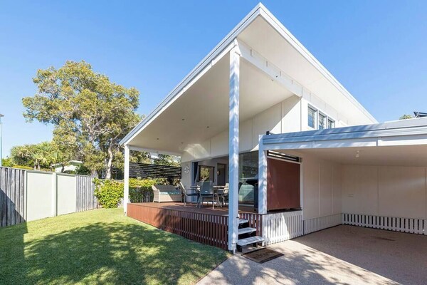 Delightful Dicky Beach Holiday House - Caloundra