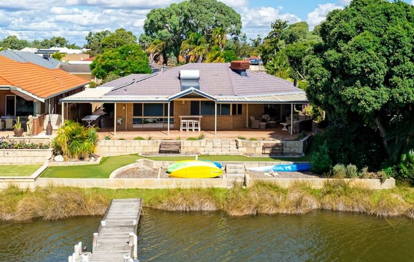 Canal-side Retreat With Private Jetty And Kayaks - Mandurah
