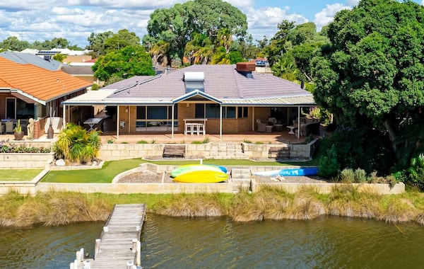Canal-side Retreat With Private Jetty And Kayaks - Mandurah