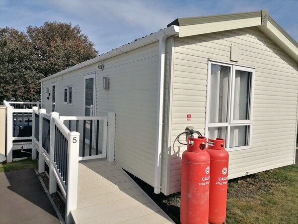 Thames View - Wheelchair-friendly Static Caravan At Kent Coast Holiday Park - Southend-on-Sea