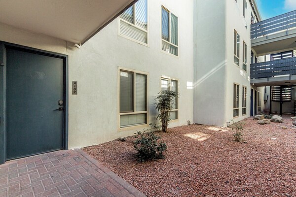 Spacious 2br In Tempe5 Mins To Asu, Mill Ave & Town Lake! Sleeps 6 With King & Full Beds, Vaulted Ceilings, Luxe Bath, Modern Kitchen. Enjoy Resort-style Pools, Gym & More! - Chandler, AZ
