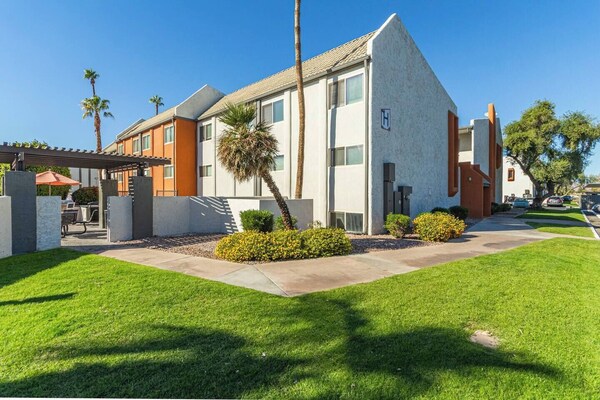 Stylish 2br In Tempe5 Mins To Asu, Mill Ave & Town Lake! Sleeps 4 With King & Queen Beds, Vaulted Ceilings, Luxe Bath, And Access To Gym, Playground & More. - Tempe, AZ