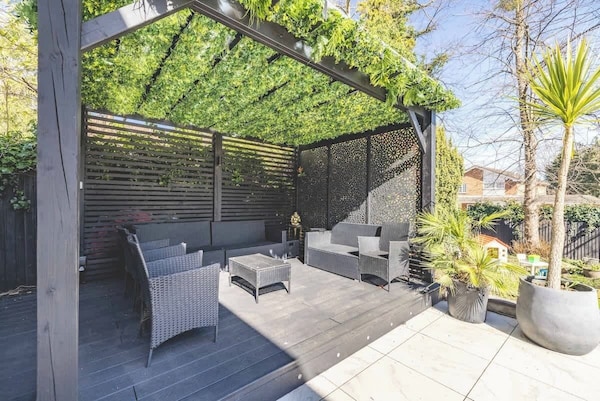 5-bed Home Near Windsor W/ Garden & Parking - Slough