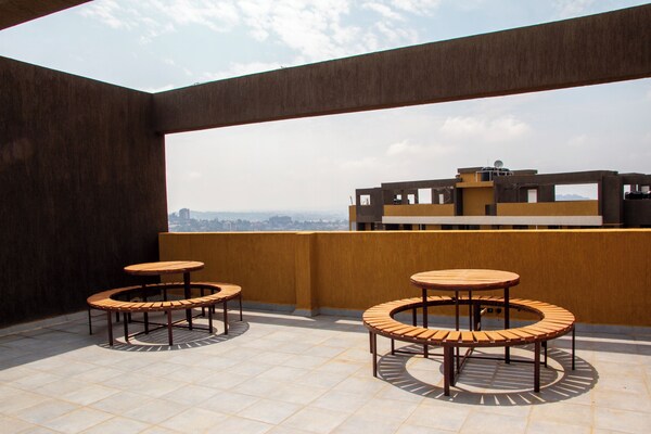 Lux Condo W/pool, Gym, Rooftop, Near Accacia Mall - Kampala