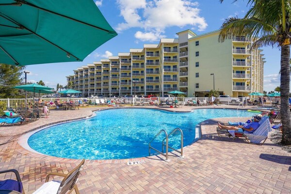 Beachfront Propertyheated Pool/hot Tub️beach Accesssunset Vistas 209n - Treasure Island, FL